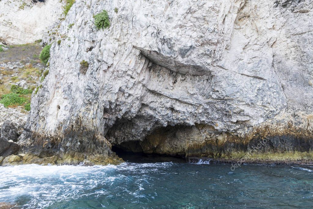 Una cueva en la roca caliza en la isla de San Domino del archipiélago ...