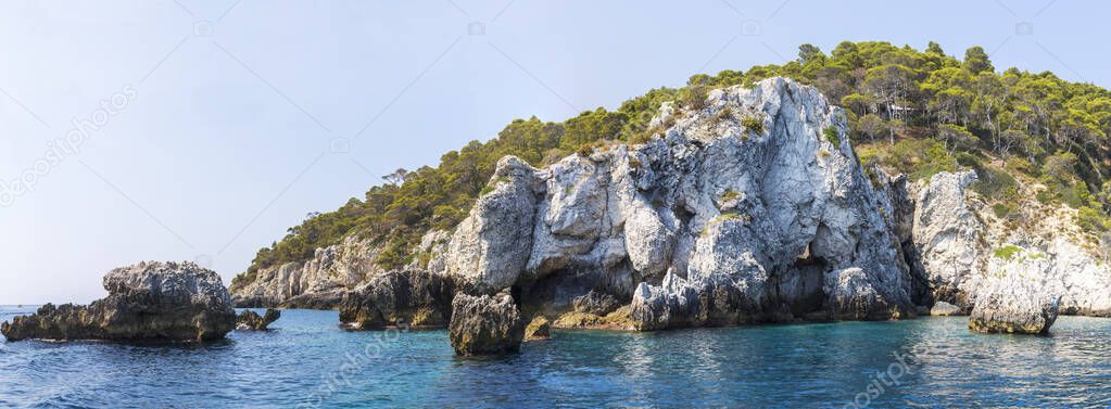 Panorama de la costa rocosa colgante y pilas de la isla de San Domino ...
