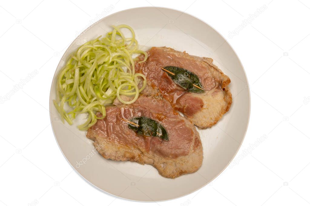 Saltimbocca allá romana (ternera con jamón crudo y salvia) en el plato ...