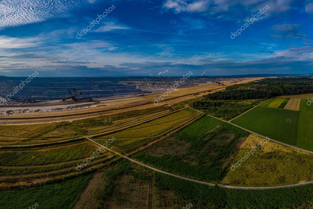Vista panorámica de la mina de superficie de Hambach y el bosque de ...