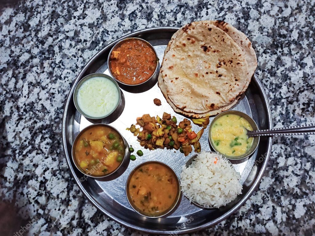 India o hindú Veg Thali o restaurante estilo plato de comida completa ...