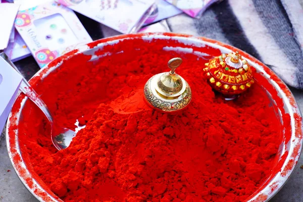 material de color rojo llamado sindur en la imagen de la India 2024