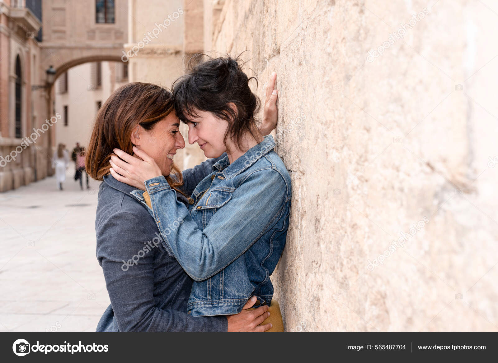 Jeune Couple Lesbien Sembrassant Dans Les Rues Valence Concept Gay