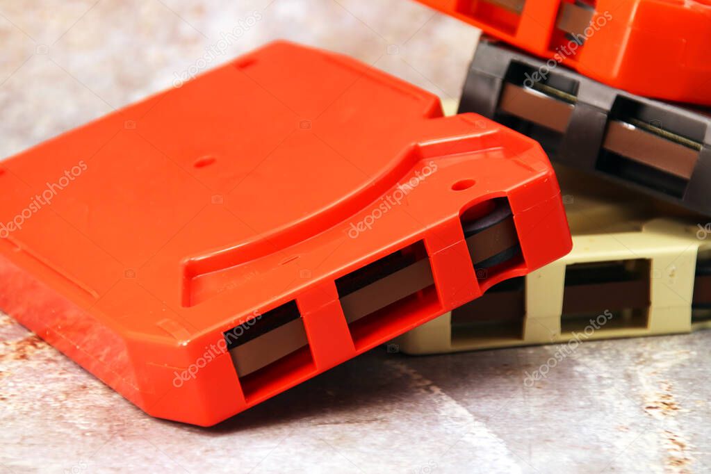 Cinta naranja de 8 pistas con otras cintas de 8 pistas en el fondo 2024