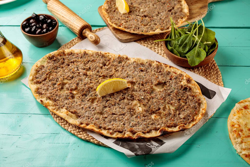 Laham Beajin Mashrooha servido en un plato aislado en la mesa de madera ...