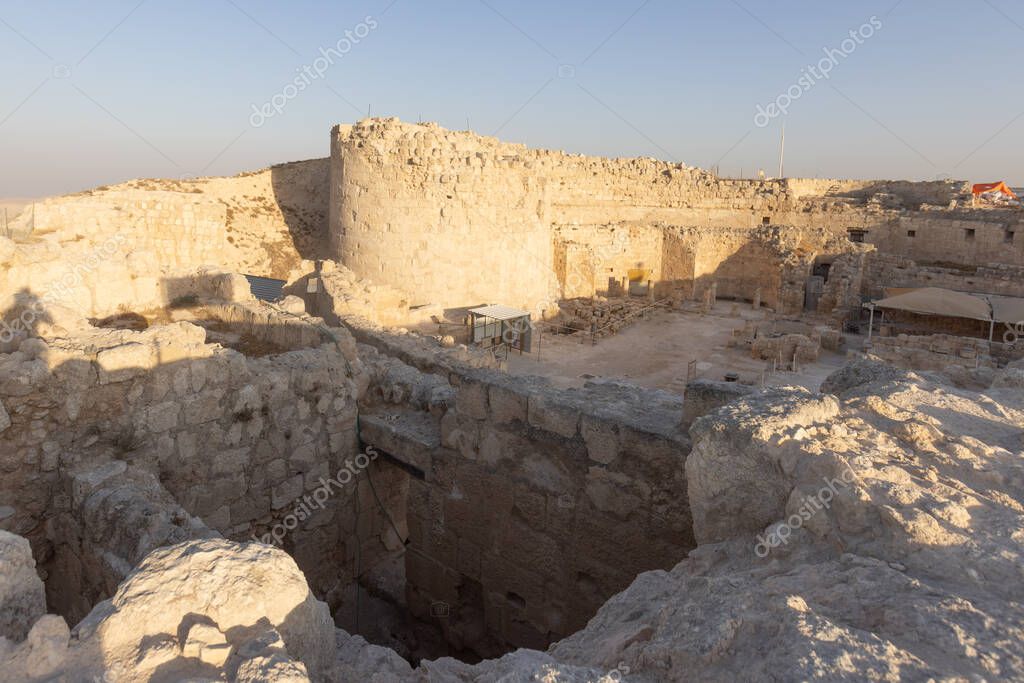 Monte Herodión y las ruinas de la fortaleza del rey Herodes dentro de ...