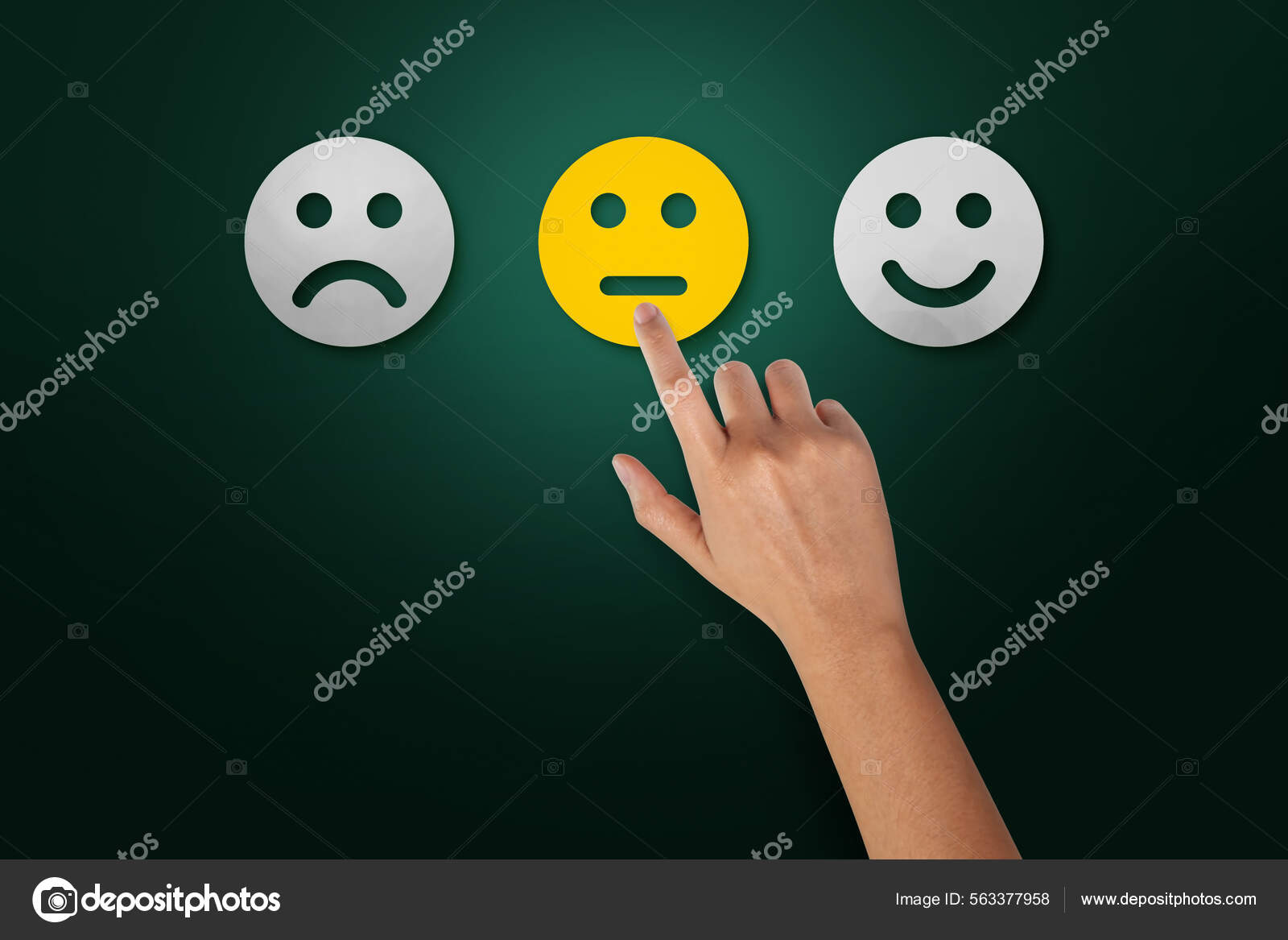 Mano Que Elige Emoticono Normal Cara Fondo Verde Espacio Copia — Foto ...