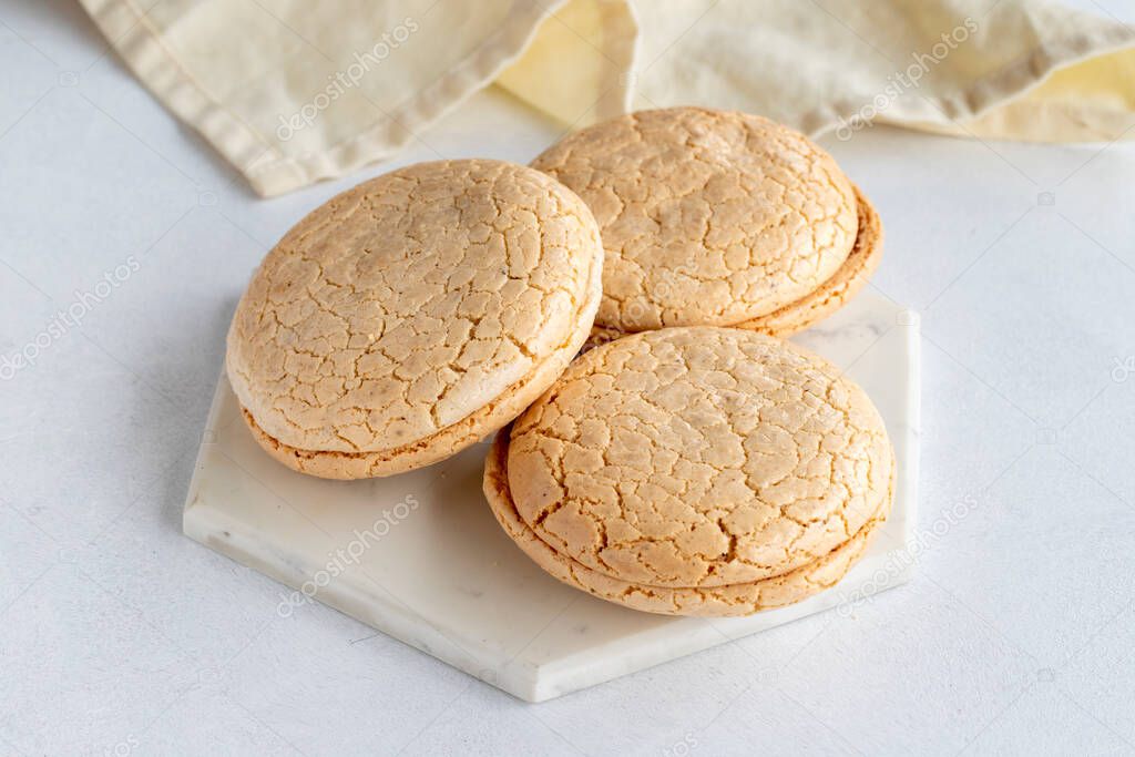 Macarr n de Acibadem sobre fondo blanco. Sabor tradicional de la cocina turca. deliciosas ...