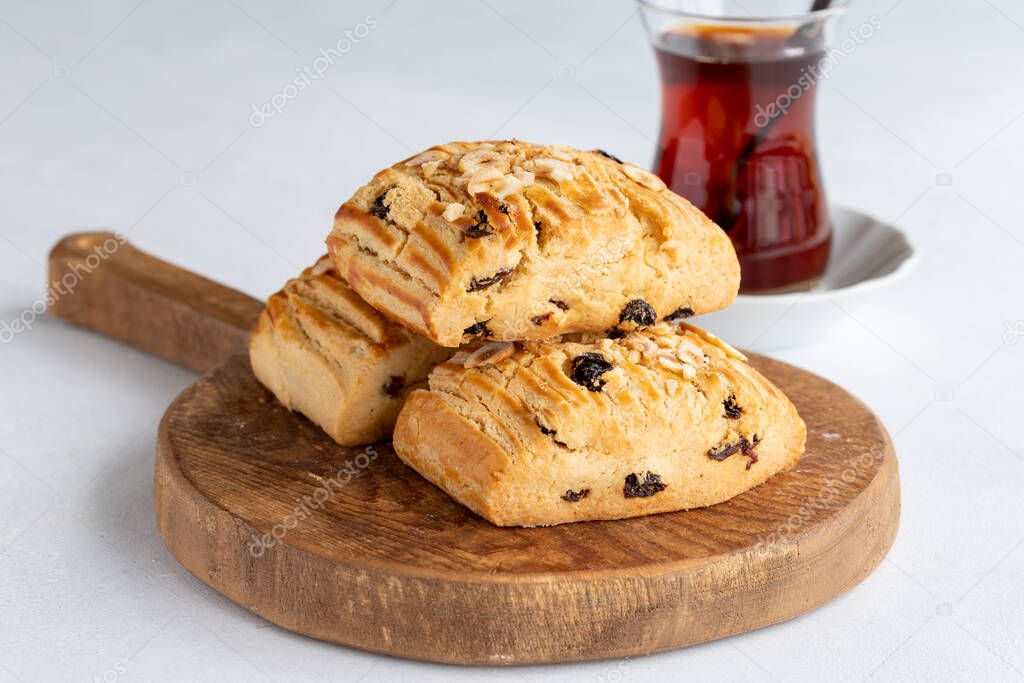 Galletas con pasas sobre fondo blanco. Sabor tradicional de la cocina ...