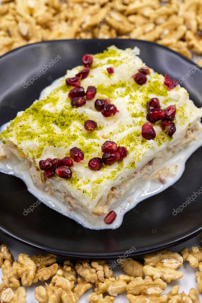 Postre Gullac. Postre tradicional turco espolvoreado con nueces. Gullac ...