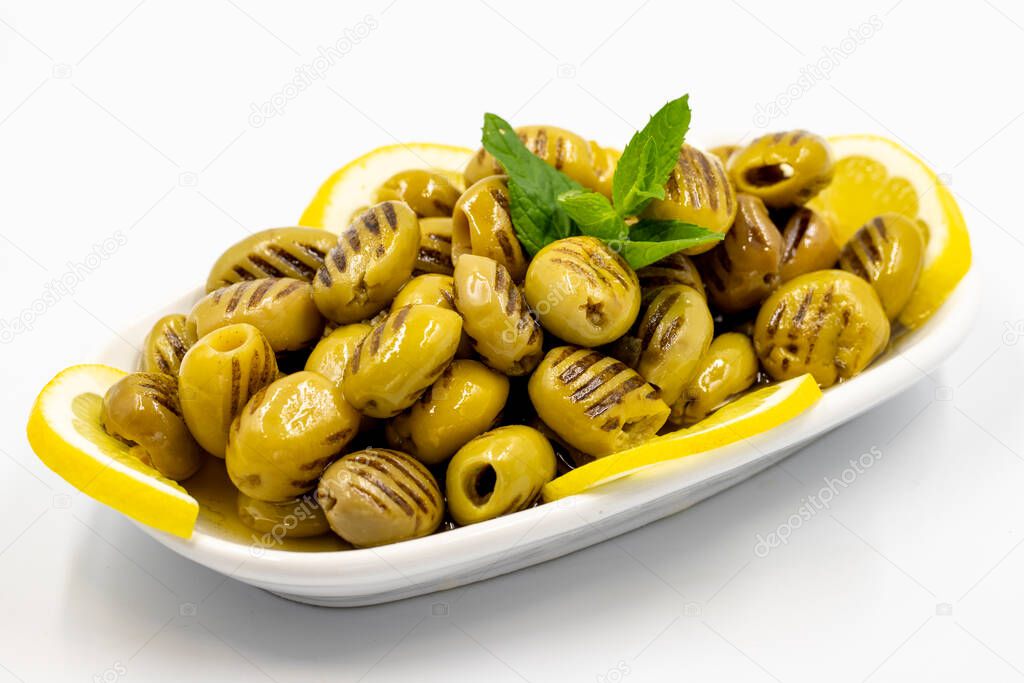 Aceitunas verdes a la plancha. aceituna natural sobre fondo blanco ...