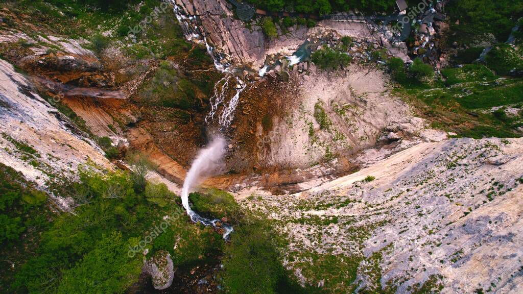 vista de arriba hacia abajo de una gran cascada hermosa y el río. Foto ...
