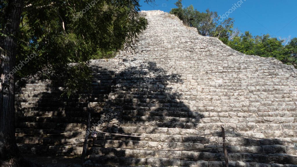 Escalera de la antigua pirámide maya ruina de Nohoch Mul, un sitio ...