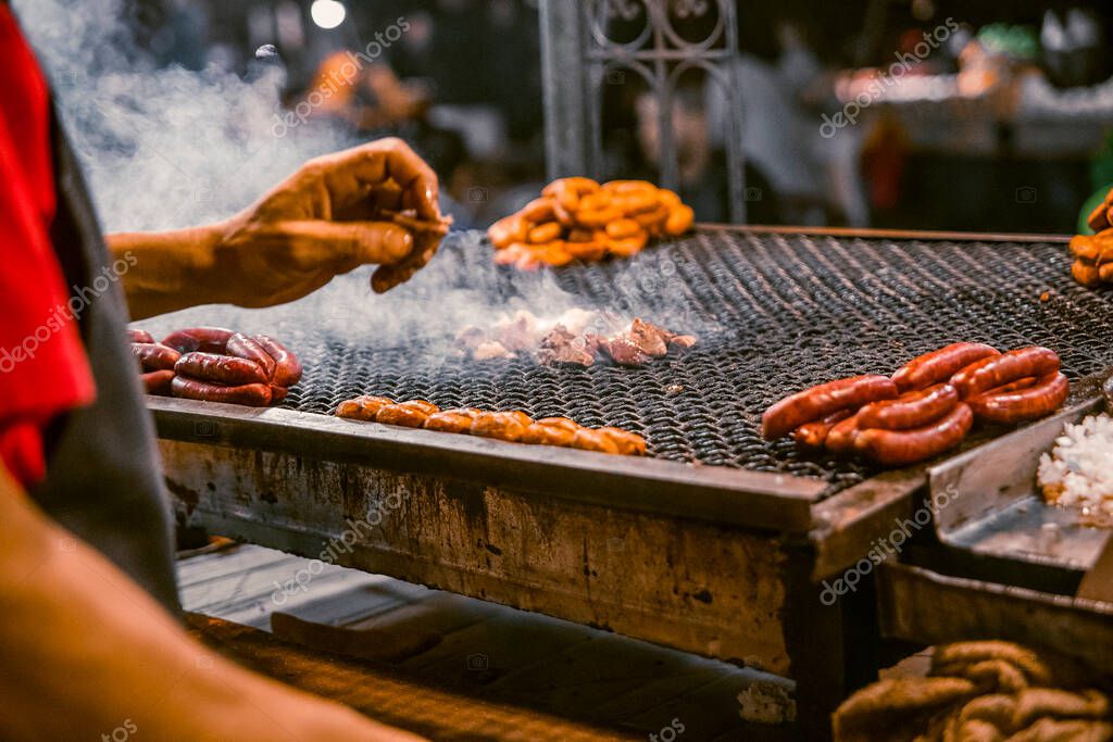 Hombre cocinando carne en el comal para hacer comida callejera en el ...