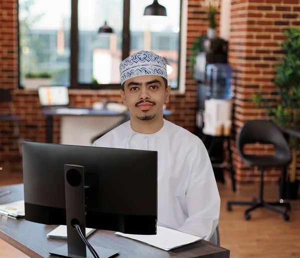 Omani Man Employee Making Hand Gesture — Stock Photo © info@aakis.com ...