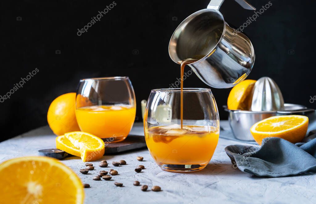 Café con zumo de naranja y jarabe de caramelo. Proceso de preparación 2024