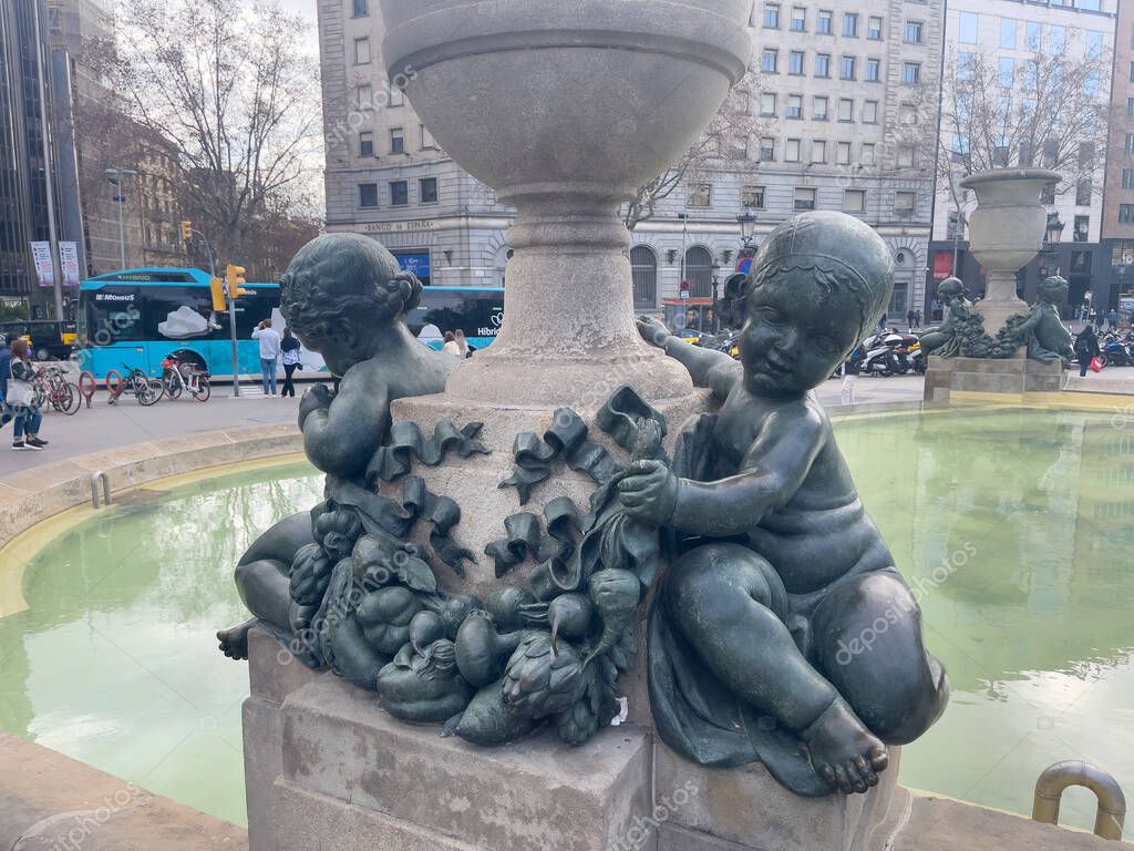 Hermosa fuente circular en un jard n p blico en Barcelona 2024