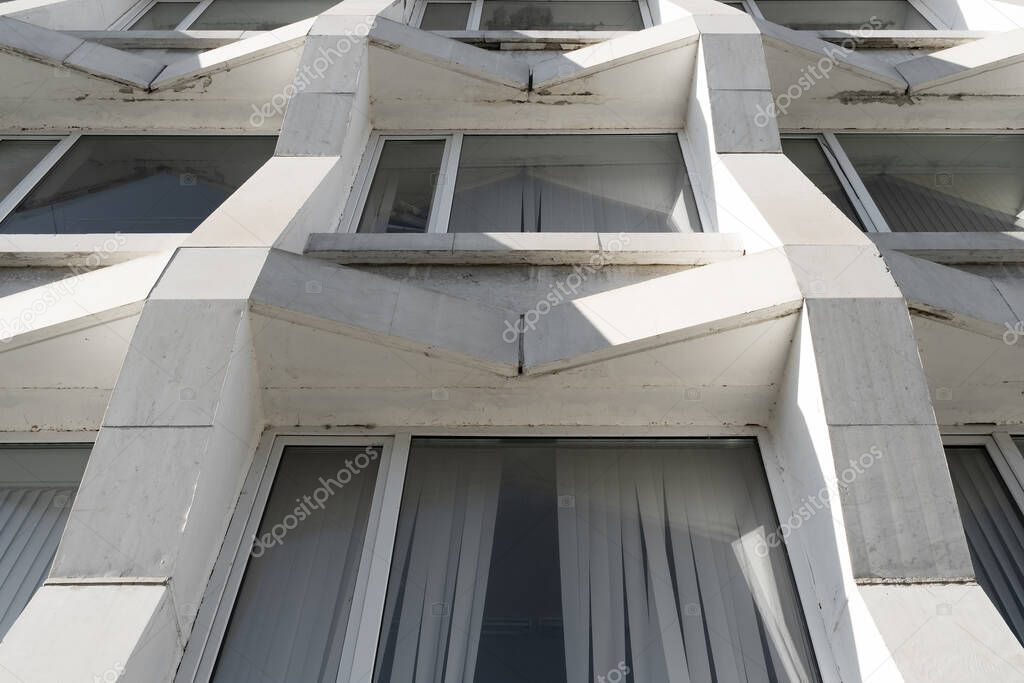 La pared del edificio de la estructura contiene repetición, ritmo ...