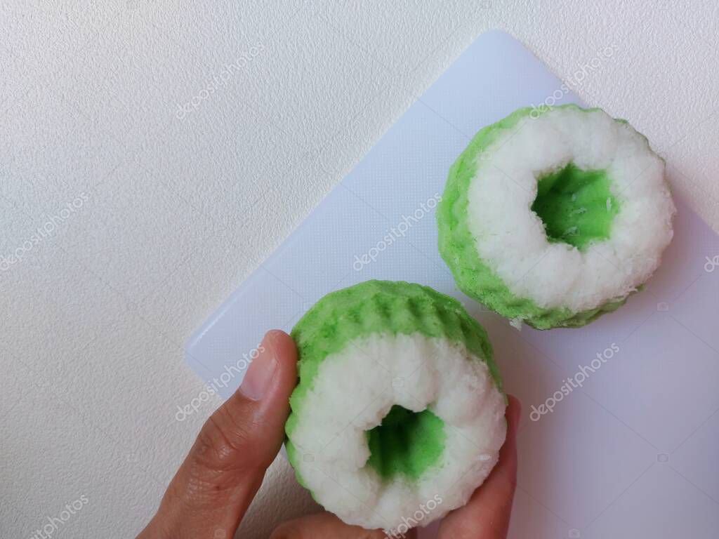 Torta tradicional indonesia. el nombre es putu ayu o kuih apem sari ayu ...