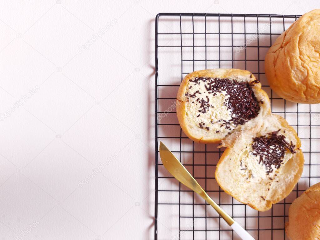 roti semir. es pan tradicional de indonesia. es redondo en el medio hay ...