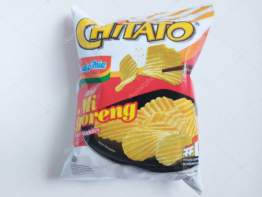 bogor, indonesia-septiembre 24 2022: chitato con sabor a fideos fritos ...