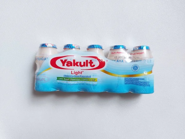 Bogor, indonesia-oct 11 2022: Luz de Yakult. Es marca para el producto ...