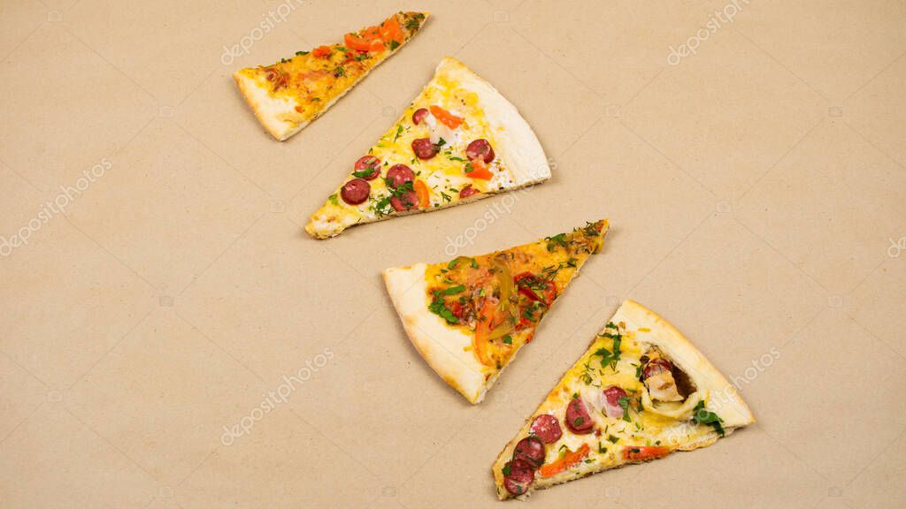 Cuatro rebanadas triangulares de diferentes tipos de pizza sobre un ...