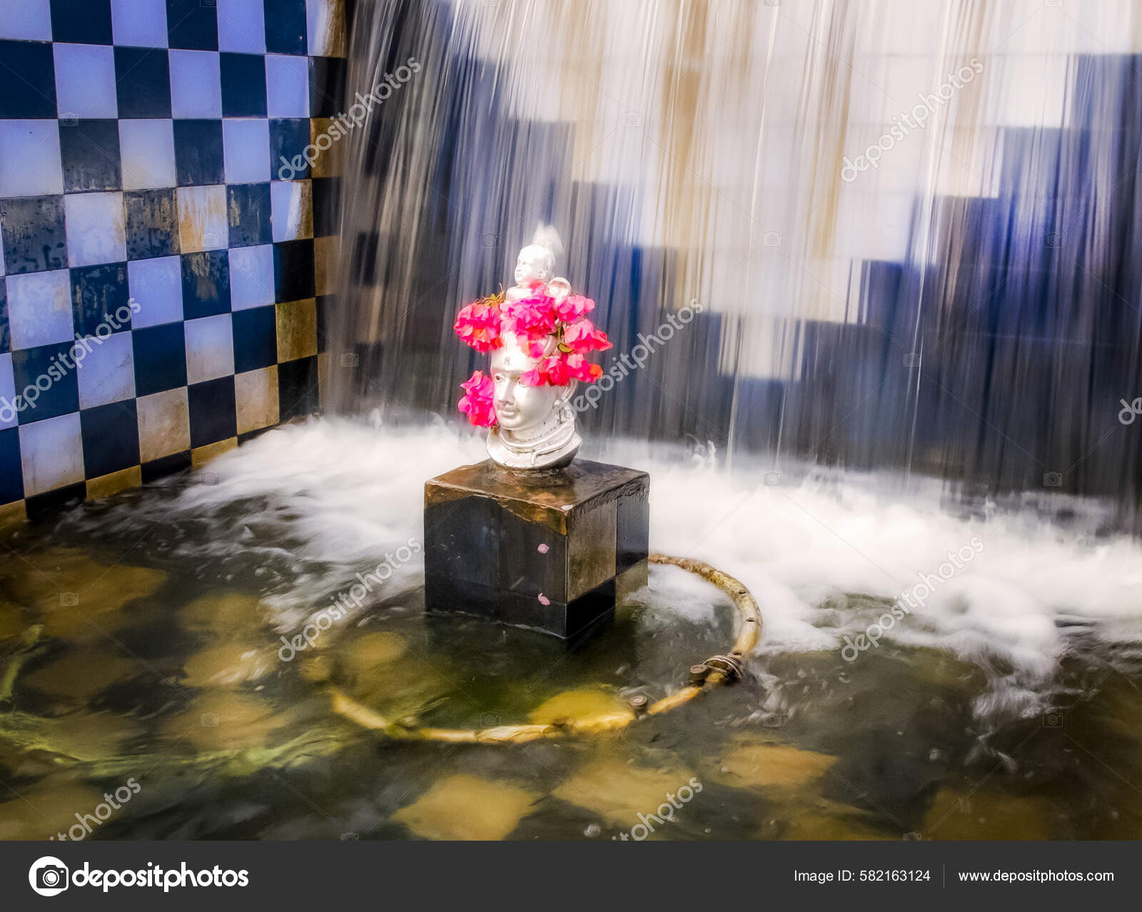 Wasserfall Und Geflieste Wände Umgeben Dieses Schöne Wasserspiel Den ...