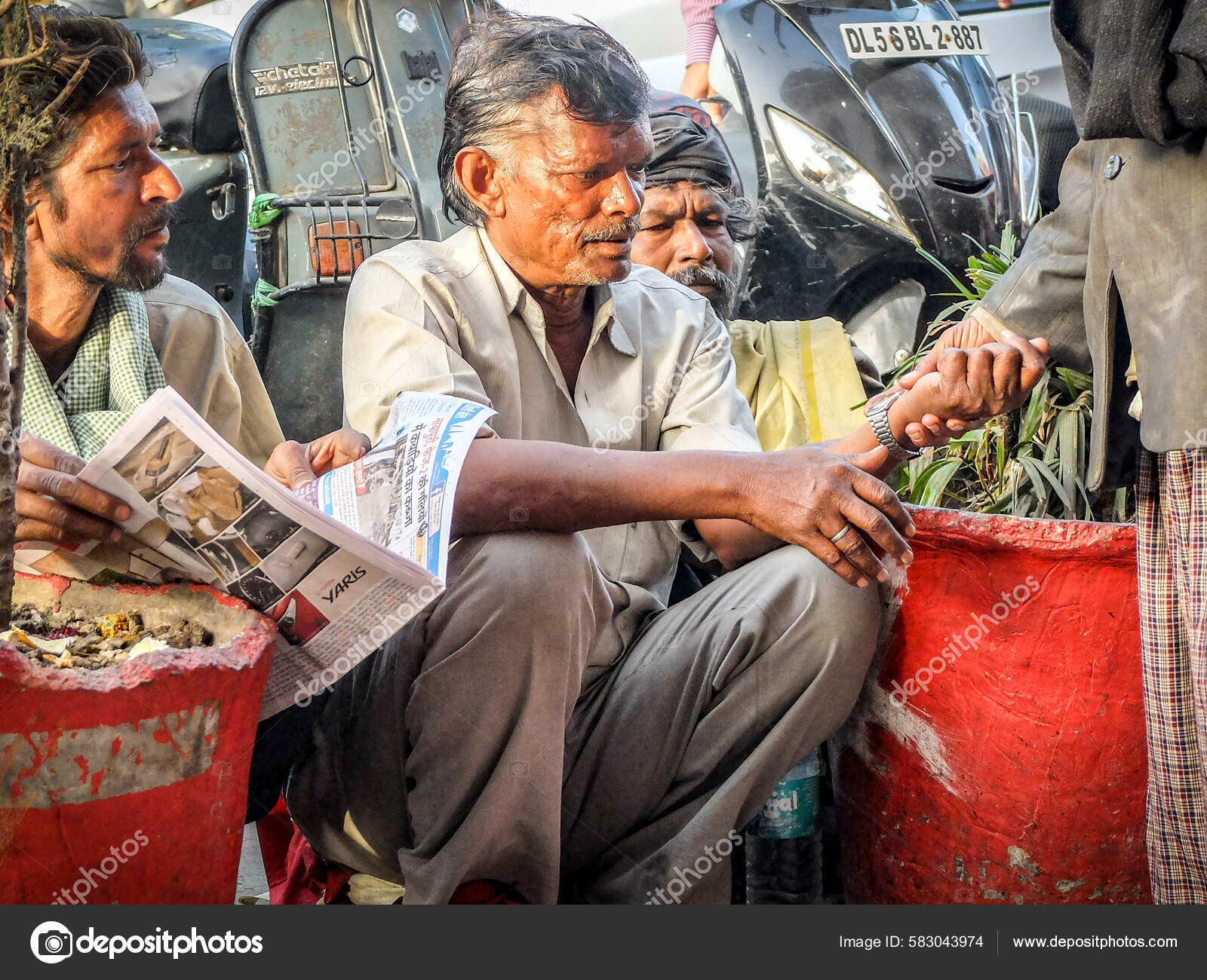 Man Has His Pulse Taken Friend Whilst Sitting Gurudwara Sis — Stock ...