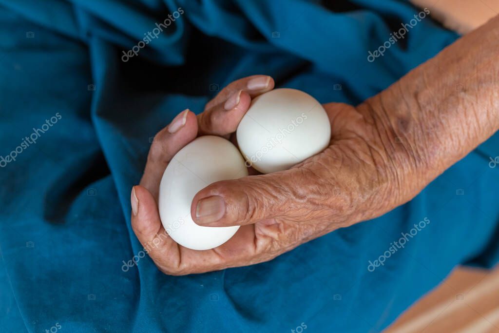 Primer plano de la mano de la anciana La pobre abuela tailandesa ...