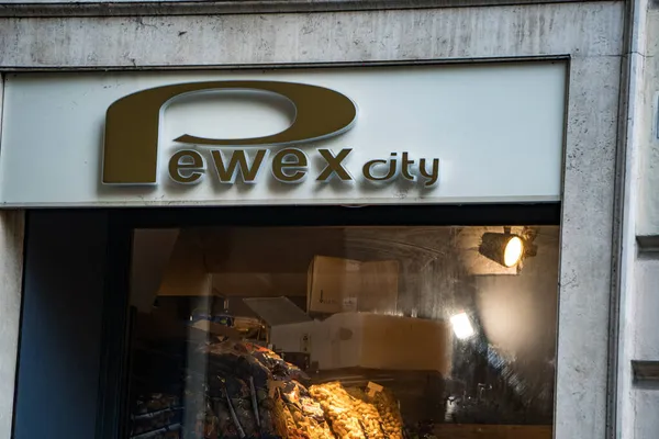 Roma, Italia - 4 de septiembre de 2020: Señalización exterior de un ...