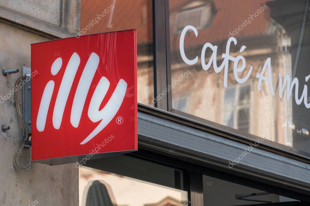 Praga, República Checa - 22 de julio de 2020: Señalización Illy caff fuera de un bar. Illycaff ...