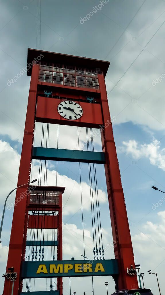 Palembang, Indonesia - 25 de febrero de 2022: El Puente de Ampera es un ...