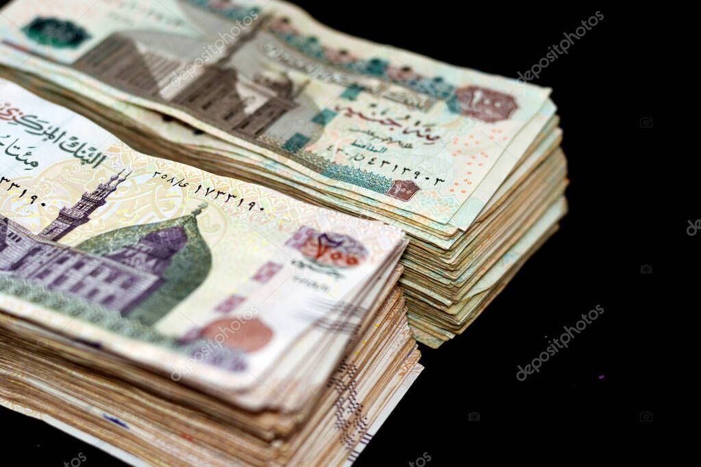 Pilas de lados anversos de 200 LE y 100 LE billetes de libras egipcias ...