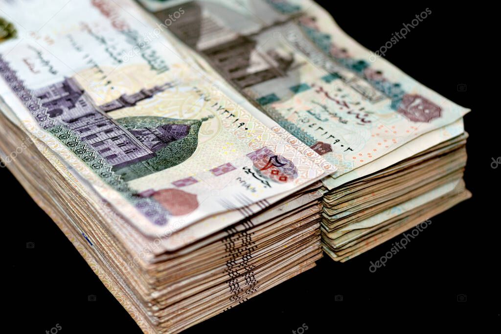 Pilas de lados anversos de 200 LE y 100 LE billetes de libras egipcias ...