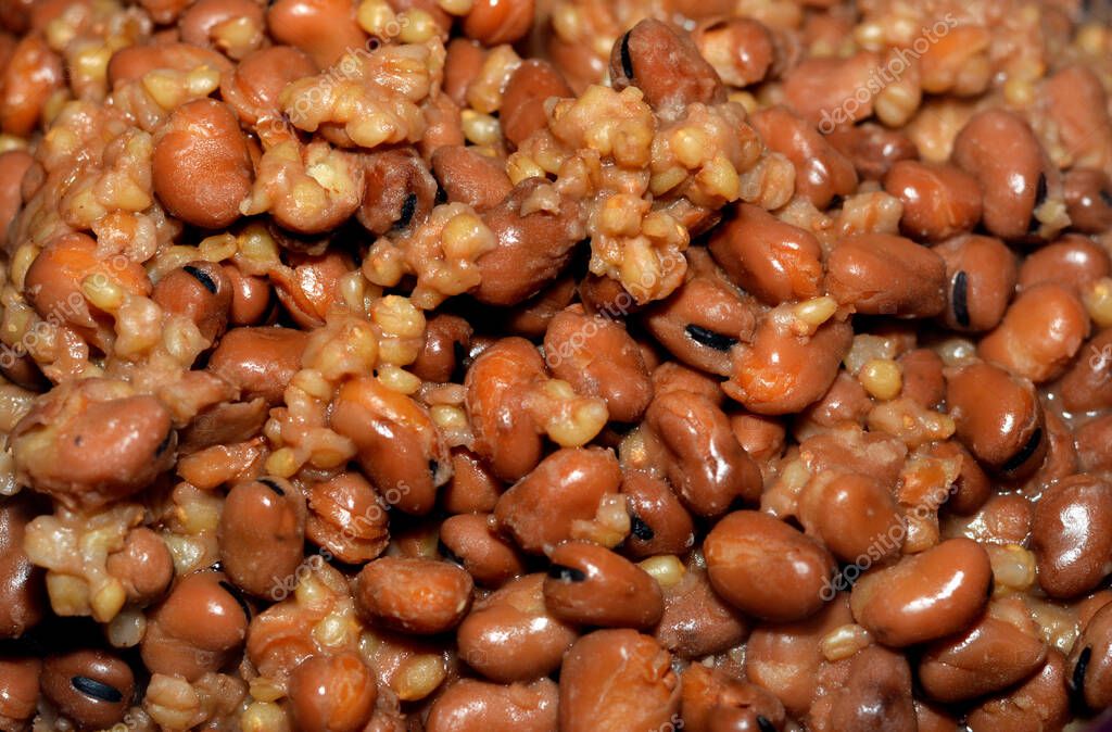 Un primer plano de las habas egipcias que es el plato principal y ...