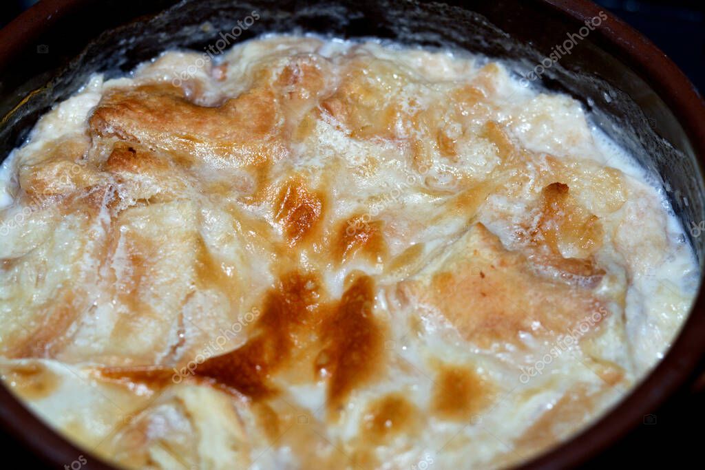 Cocina tradicional árabe egipcia de postres orientales llamada Om Ali ...