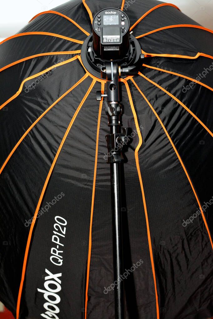 Cairo, Egipto, 9 de junio de 2022: Una cabeza flash portátil Godox ...