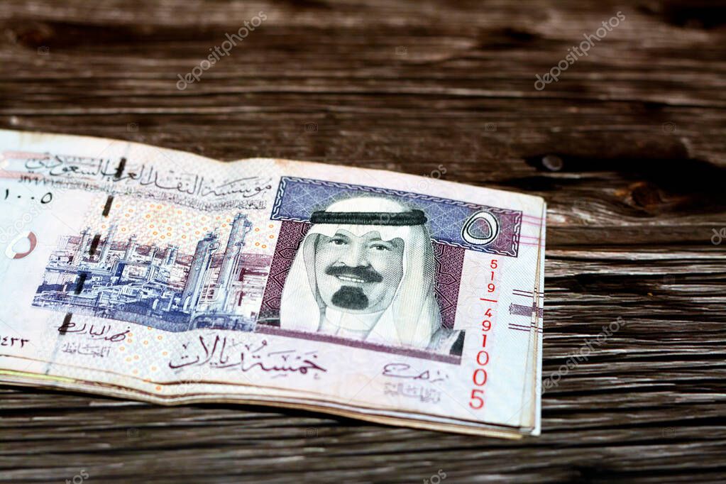 Pila de Arabia Saudita 5 SAR cinco riales saudíes dinero en efectivo ...
