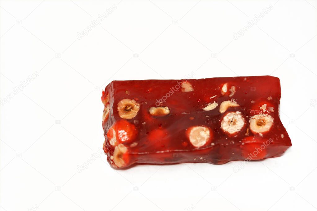 Trozo rojo de dulce rabe domeya relleno de avellanas, postres ...