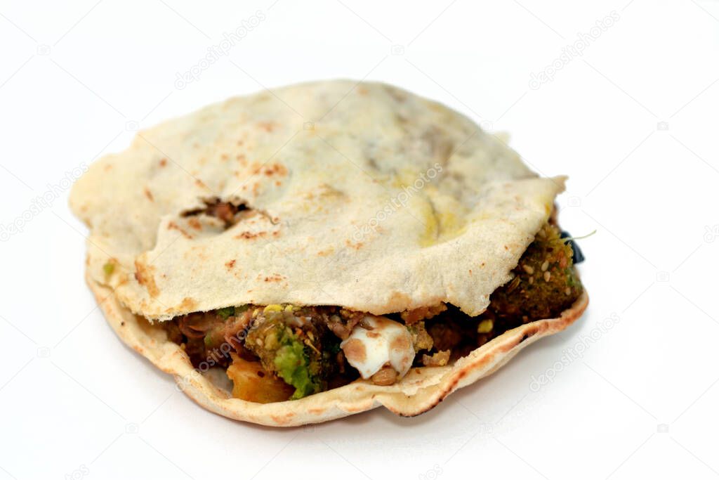 Pan plano de Shami lleno de mezcla de papas fritas dedos, puré de habas ...