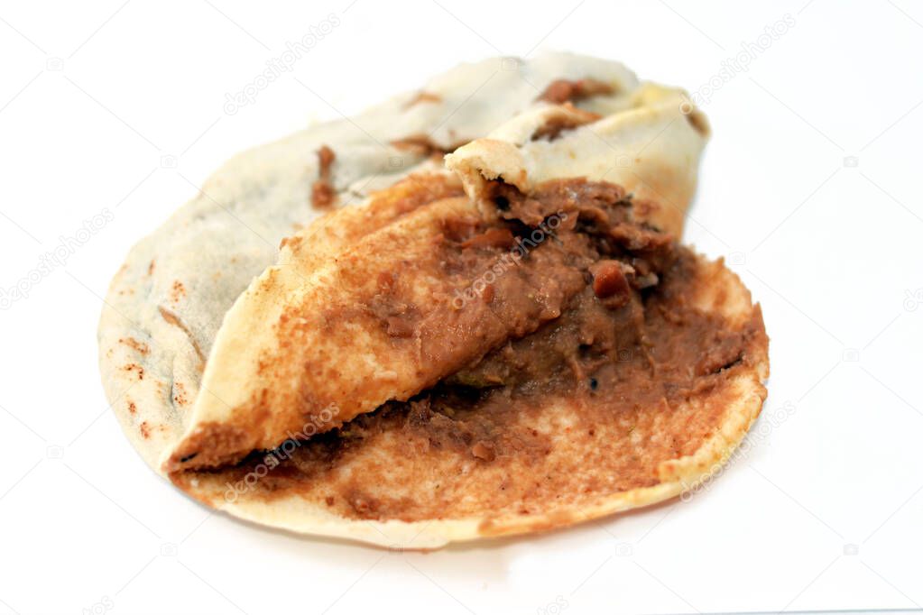 Pan de pita siria Shami con habas puré mezcladas con aceite, tahini de ...