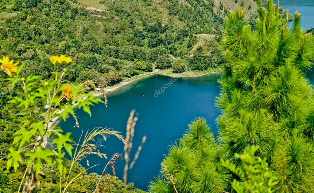 La belleza del lago Toba, que es un lago de caldera, proviene de una ...