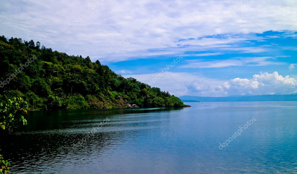La belleza del lago Toba, que es un lago de caldera, proviene de una ...