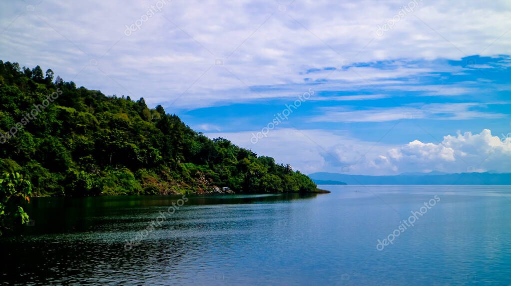 La belleza del lago Toba, que es un lago de caldera, proviene de una ...