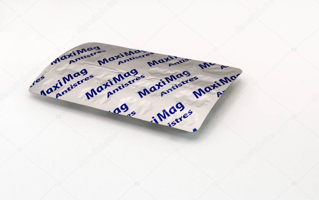 BUCHAREST, RUMANIA - 27 DE FEBRERO DE 2022: Maxi Mag, tabletas de ...