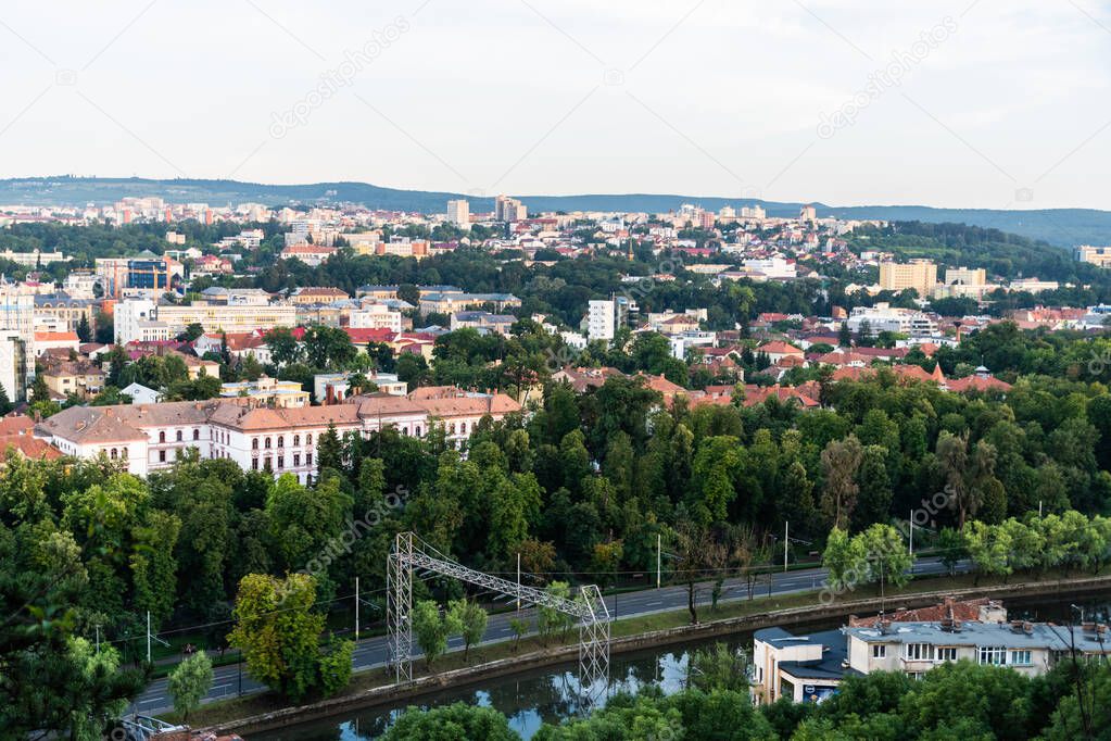CLUJ, RUMANIA - 28 DE JULIO DE 2021: Vista aérea de la ciudad con la ...