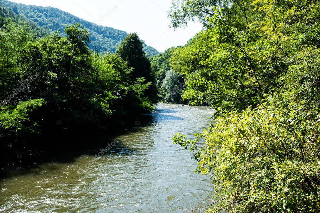 Crisul Repede river. Paisaje en el camino a la cueva Vadu Crisului ...