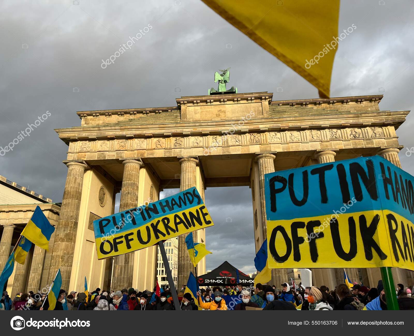 Germany Berlin 2022 People Protesting Russia's Invasion Ukraine — Free ...