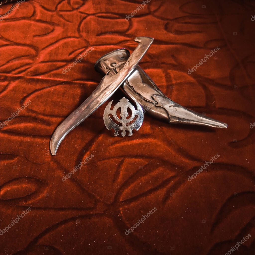 Cuchillo con vaina y monograma khalsa. El monograma khalsa es un ...